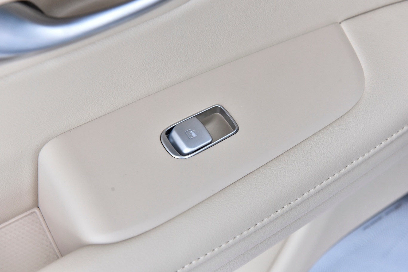 【问界M5纯电版 620km 后驱标准版后车窗调节图片-汽车图片大全】-易车