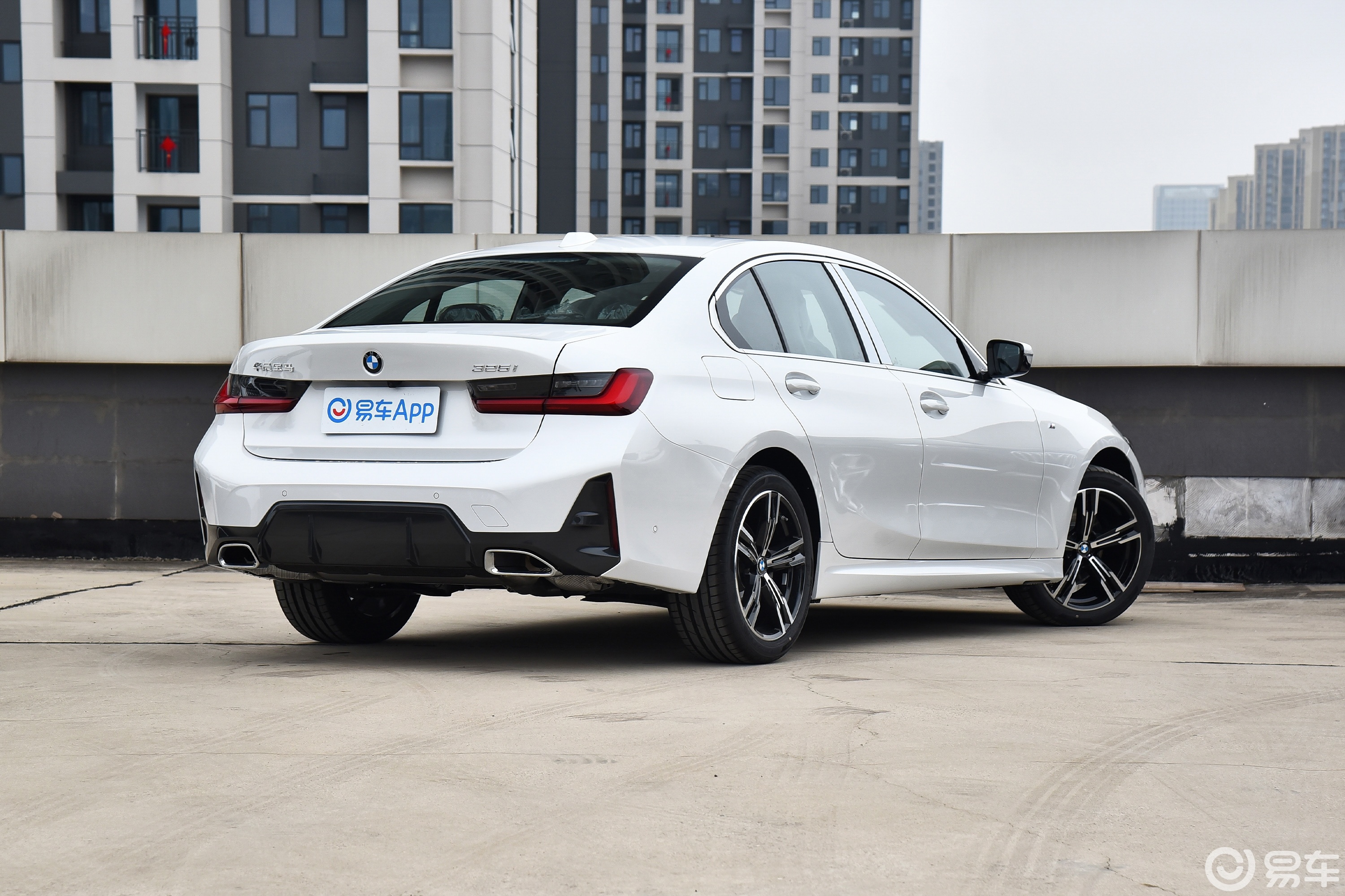 【宝马3系325i M运动套装侧后45度车头向右水平图片-汽车图片大全】-易车