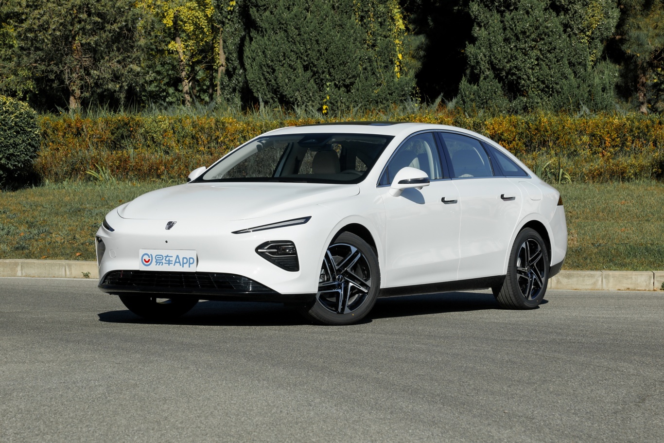 【荣威D7纯电动 510km 后驱旗舰版侧前45度车头向左水平图片-汽车图片大全】-易车