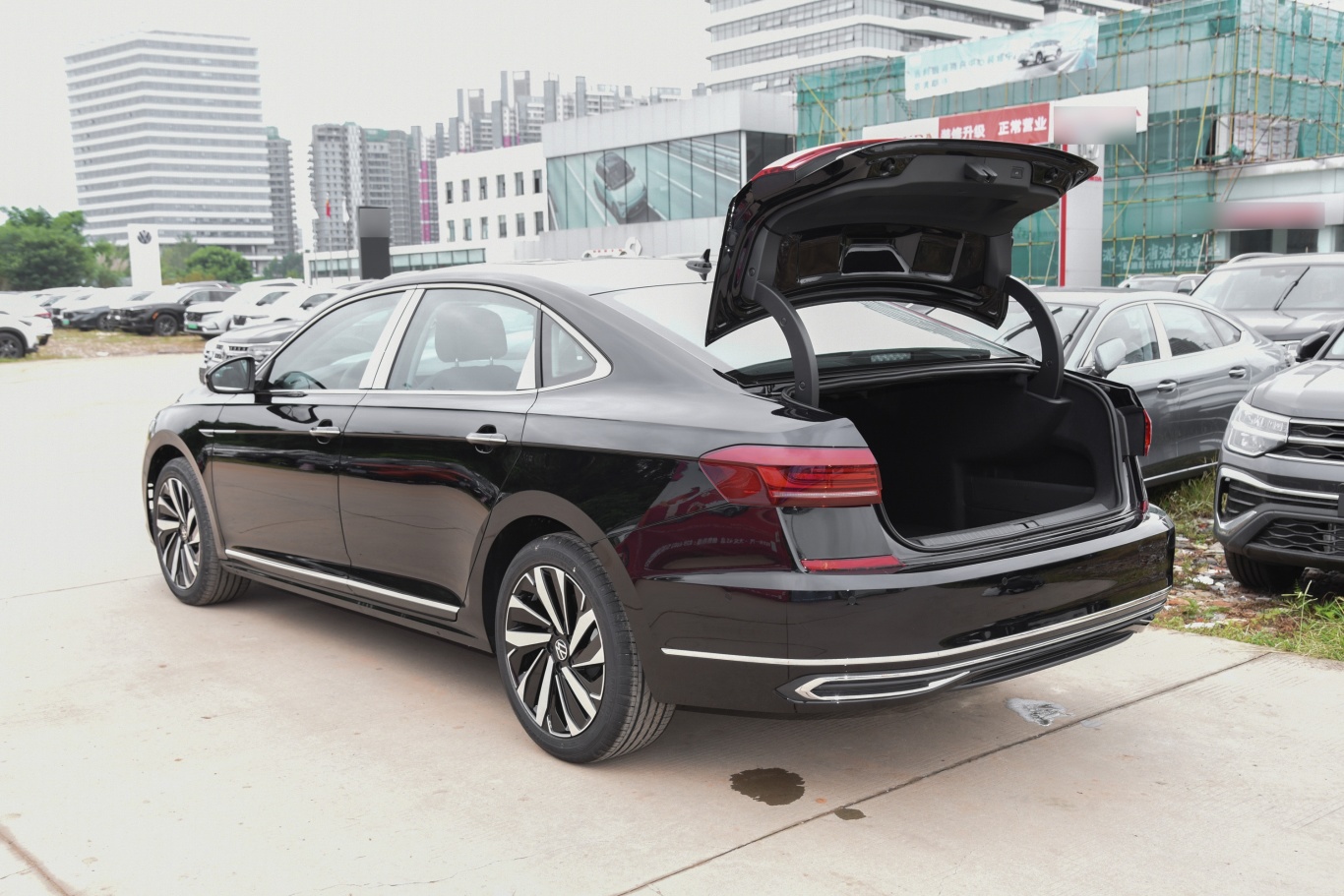 【帕萨特380TSI 豪华版后备厢开启45度侧拍图片-汽车图片大全】-易车