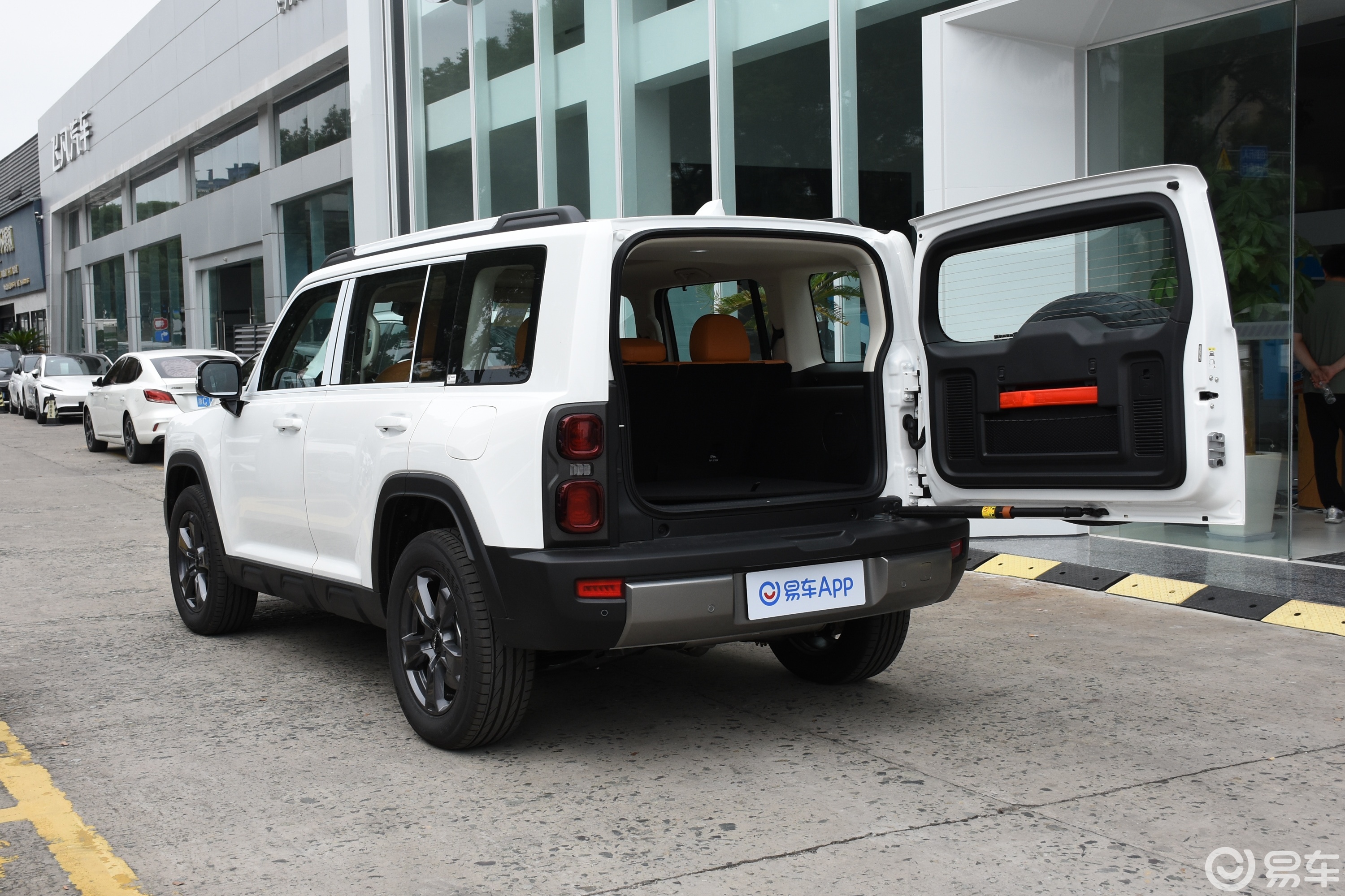 【哈弗猛龙1.5T 145km 探索版后备厢开启45度侧拍图片-汽车图片大全】-易车