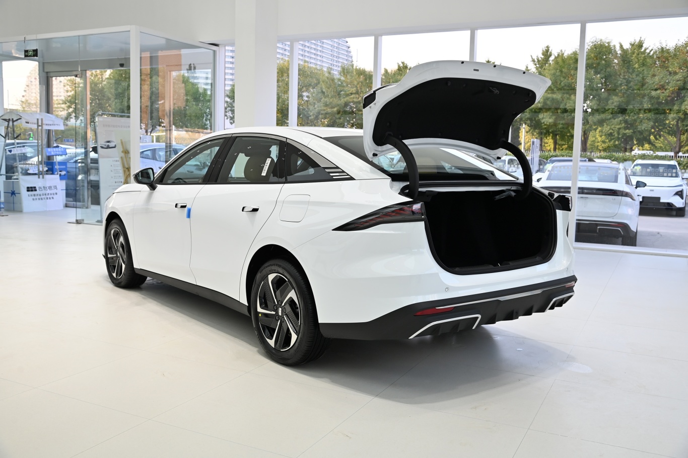 【银河L61.5T 125km PLUS后备厢开启45度侧拍图片-汽车图片大全】-易车