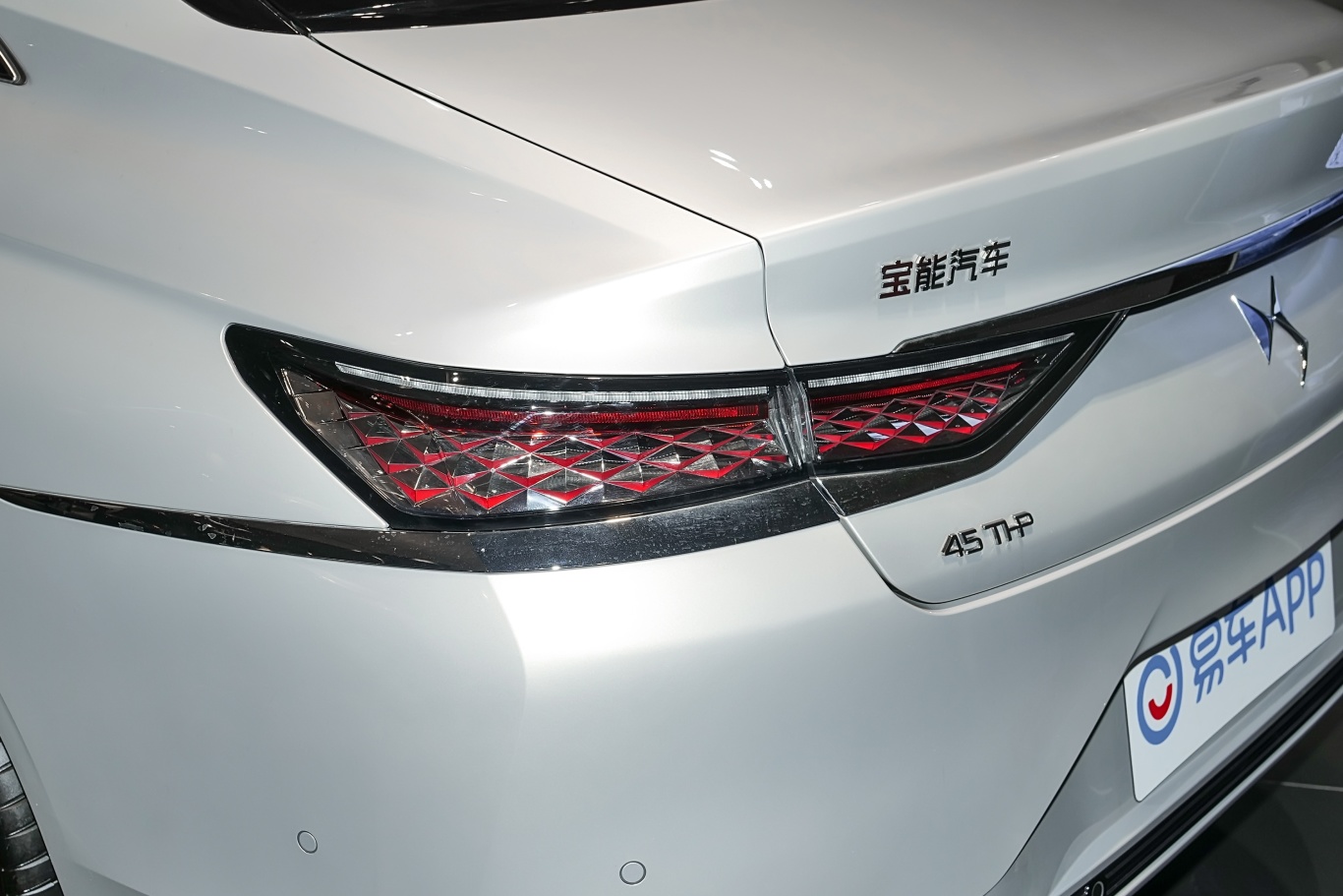 【DS 945THP 歌剧院版尾灯侧45度俯拍图片-汽车图片大全】-易车