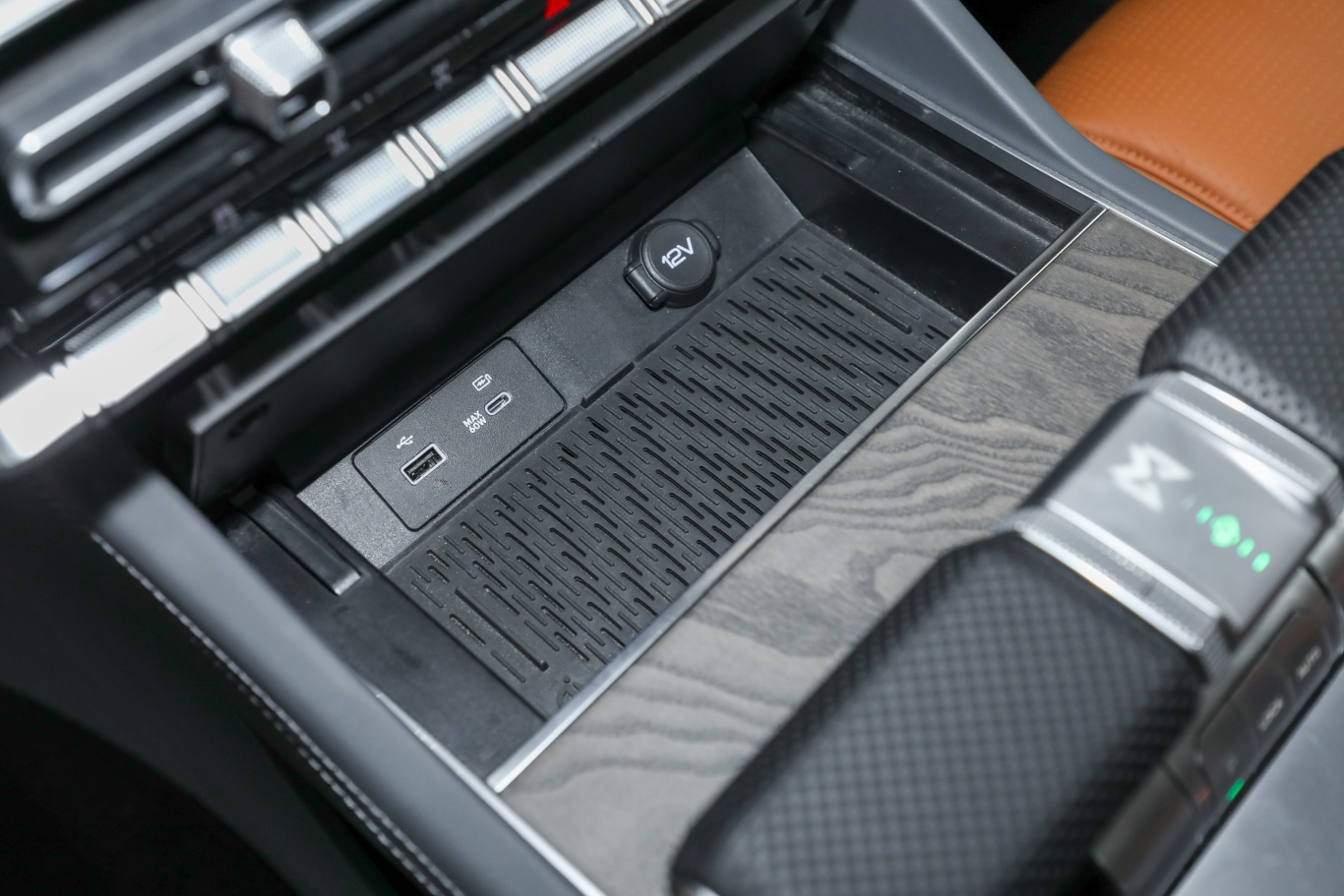 【猛士917增程式 156km 创始版无线充电区图片-汽车图片大全】-易车