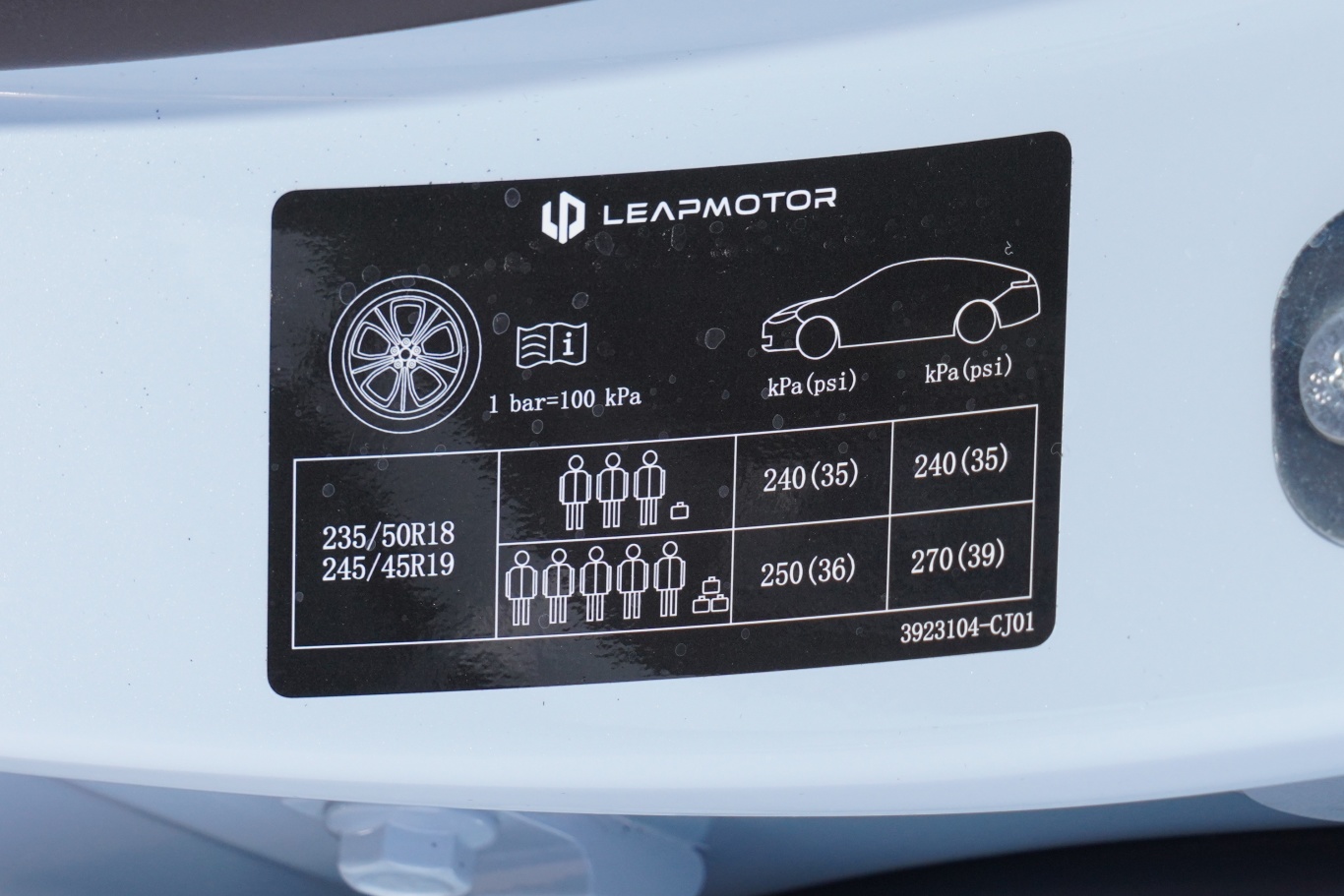 【零跑C01增程版 1.5L 316km 舒享版胎压信息铭牌图片-汽车图片大全】-易车