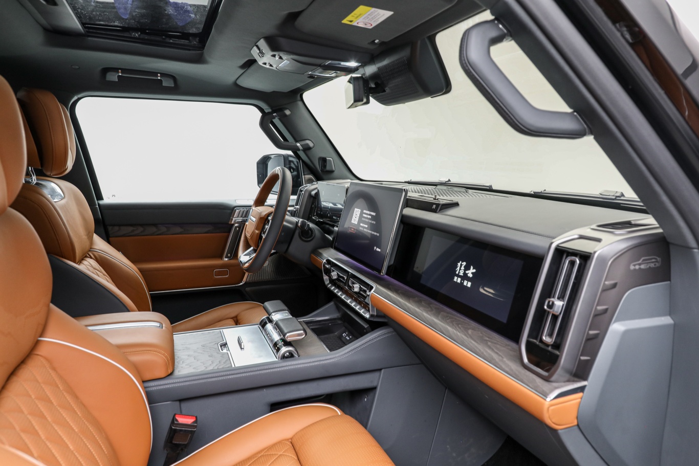 【猛士917增程式 156km 创始版内饰全景副驾驶员方向图片-汽车图片大全】-易车