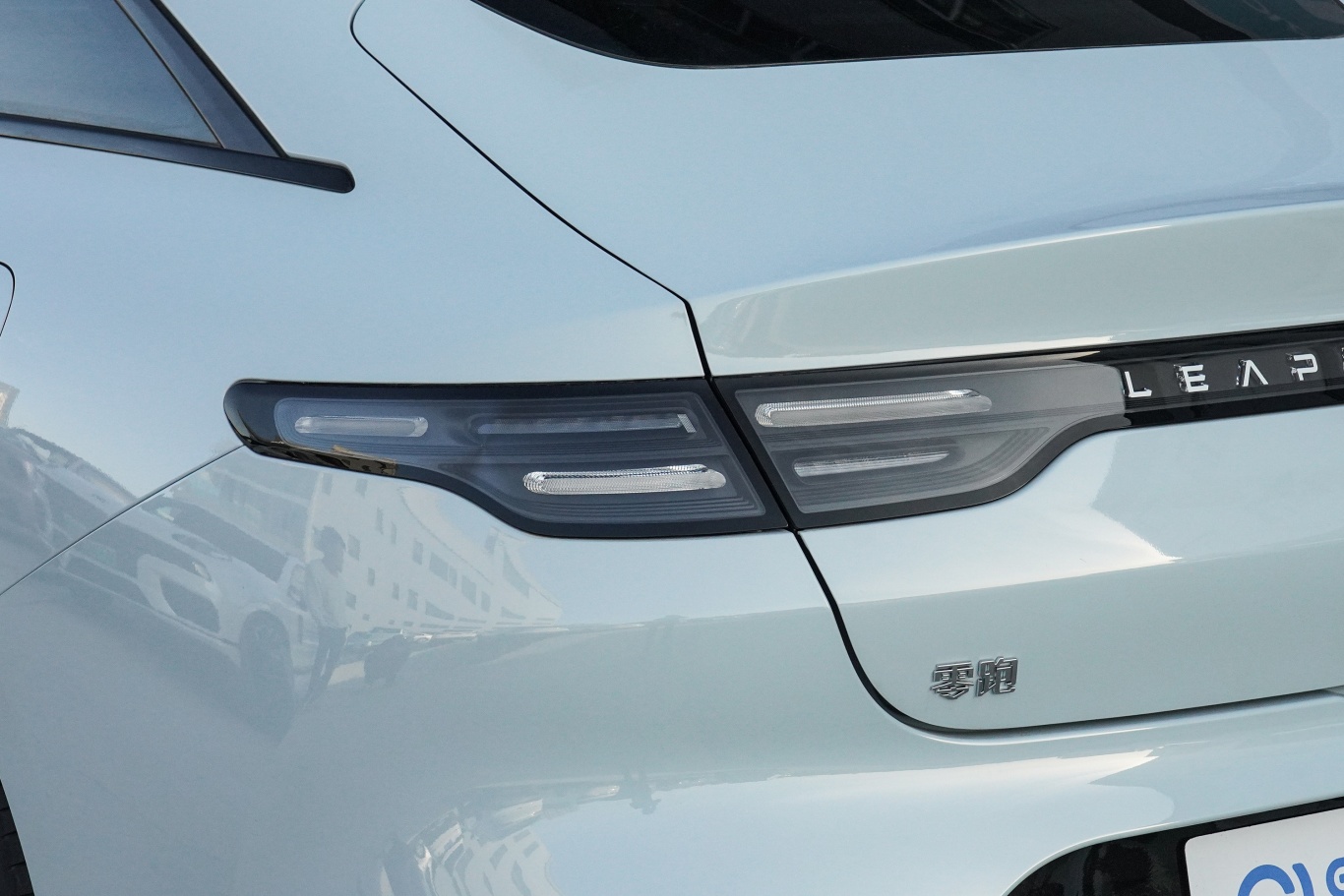 【零跑C01增程版 1.5L 316km 舒享版尾灯侧45度俯拍图片-汽车图片大全】-易车