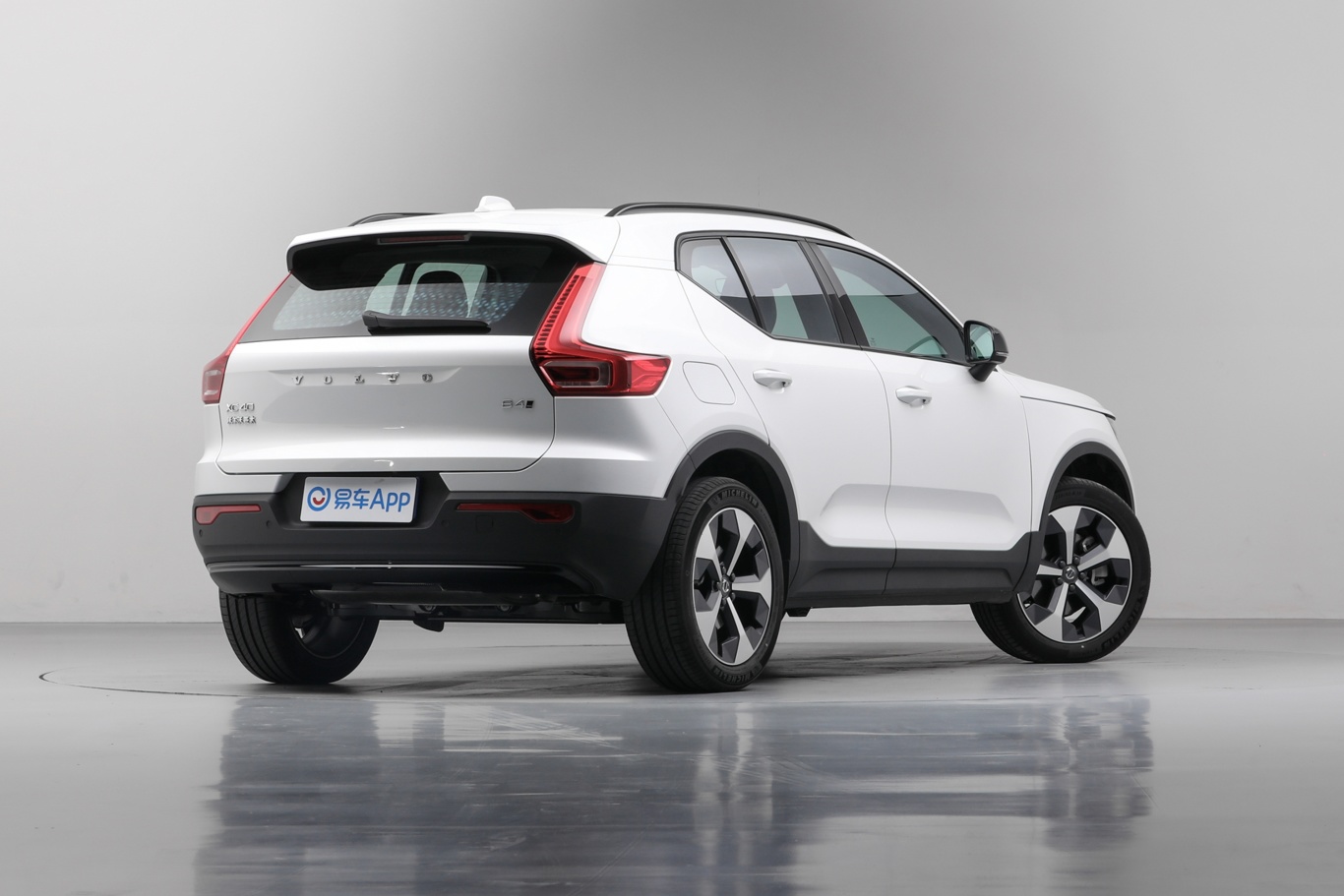 【沃尔沃XC40B4 四驱智雅运动版侧后45度车头向右水平图片-汽车图片大全】-易车