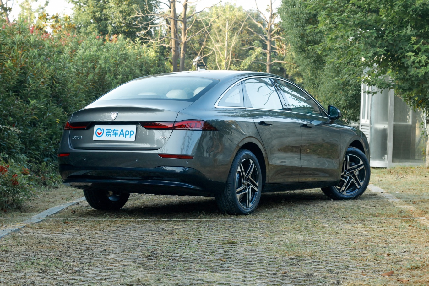 【荣威D7纯电动 610km 后驱旗舰版侧后45度车头向右水平图片-汽车图片大全】-易车