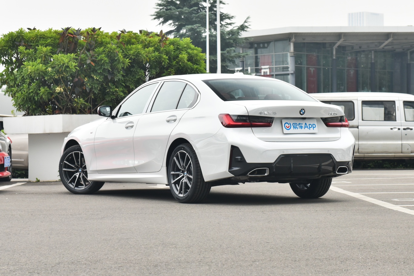 【宝马3系320i M运动套装侧后45度车头向左水平图片-汽车图片大全】-易车