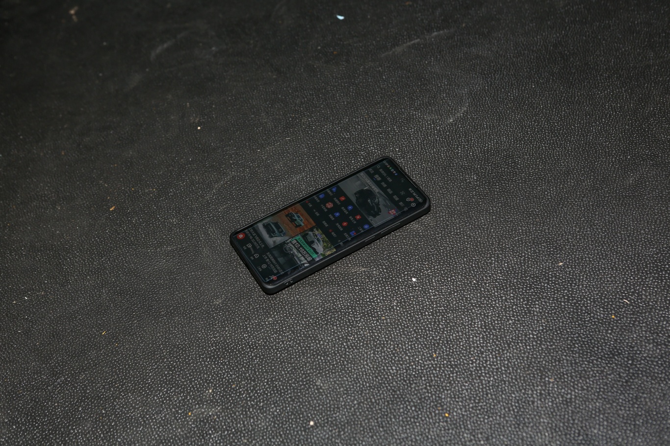 【全顺T82.0T 手动短轴中顶多功能版 6座(3+3)后排地板中间位置图片-汽车图片大全】-易车