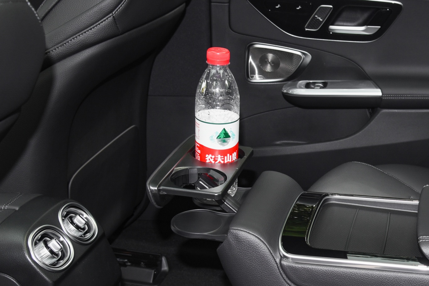 【奔驰C级C 260 L 皓夜运动版后排(第二排)杯架图片-汽车图片大全】-易车