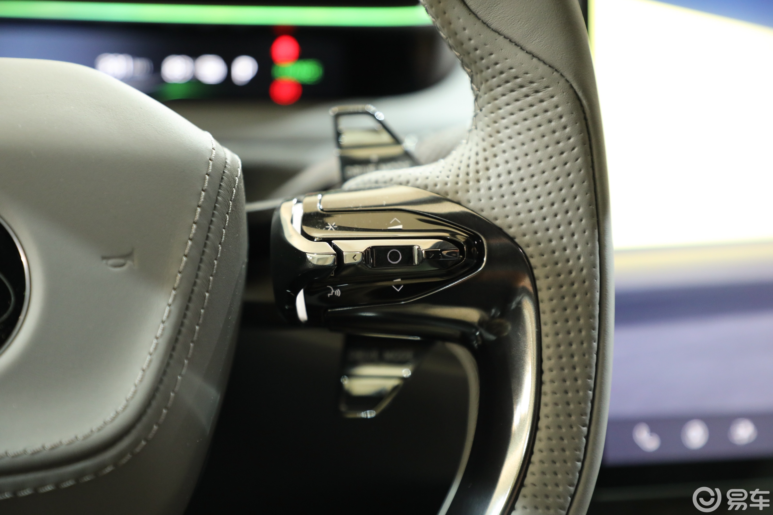 【路特斯EMEYA繁花520km R+版 4座右侧方向盘功能按键图片-汽车图片大全】-易车