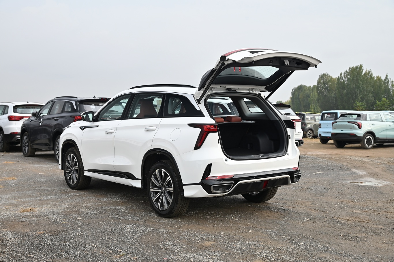 【长安CS75PLUS第三代 2.0T 旗舰型后备厢开启45度侧拍图片-汽车图片大全】-易车