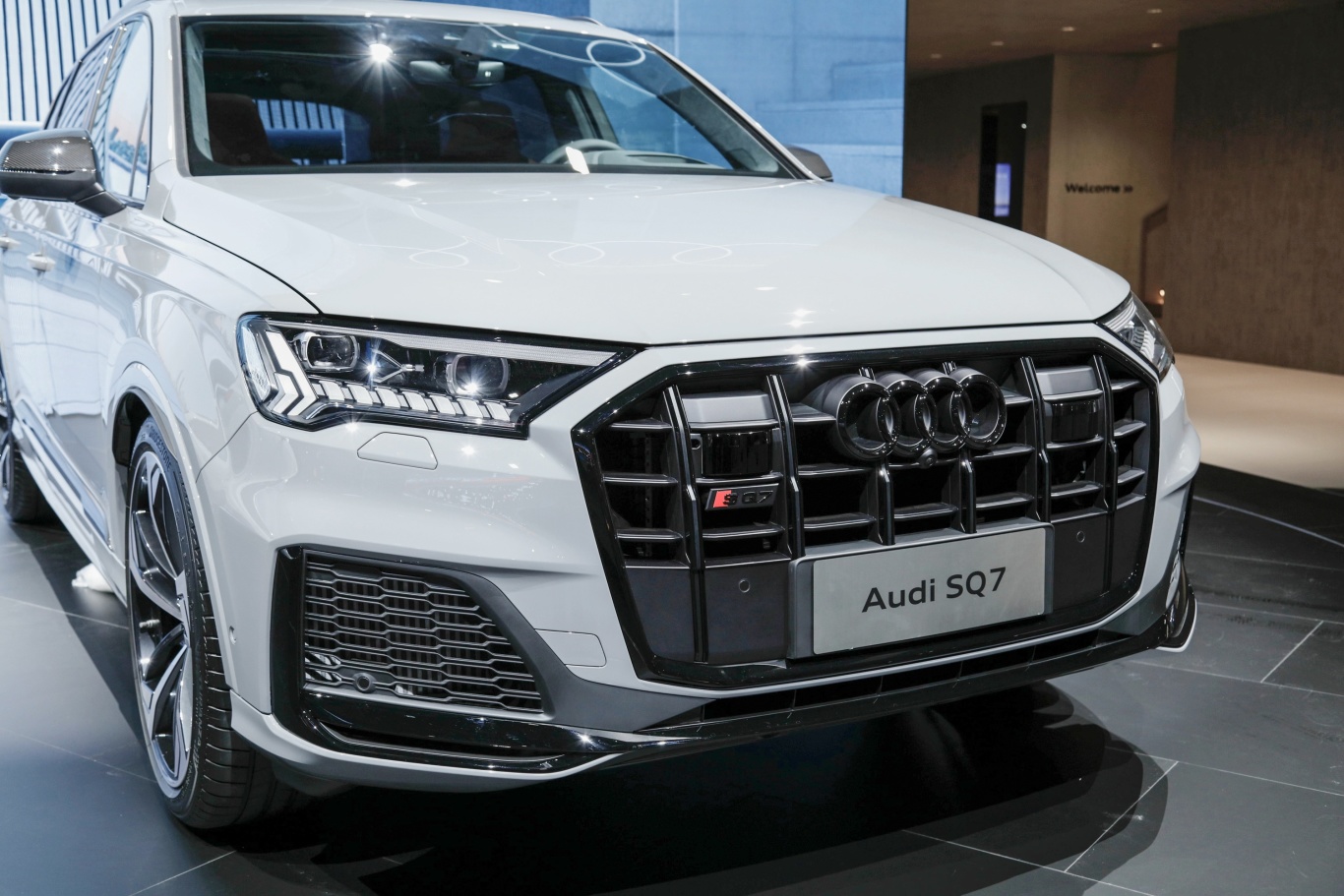 【奥迪SQ74.0T 暗夜骑士版外观图片-汽车图片大全】-易车