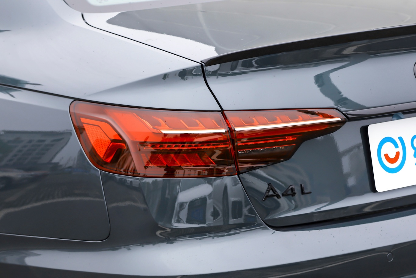 【奥迪A4L40 TFSI quattro RS套件燃速型尾灯侧45度俯拍图片-汽车图片大全】-易车