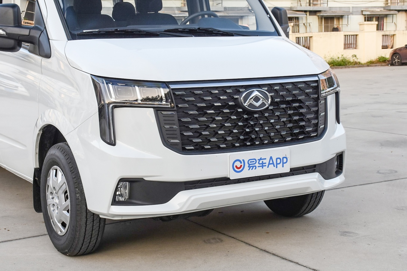【上汽大通MAXUS 新途V80傲运通PRO 2.0T AMT长轴中顶147Ps 6/7/8/9座前格栅侧俯拍图片-汽车图片大全】-易车