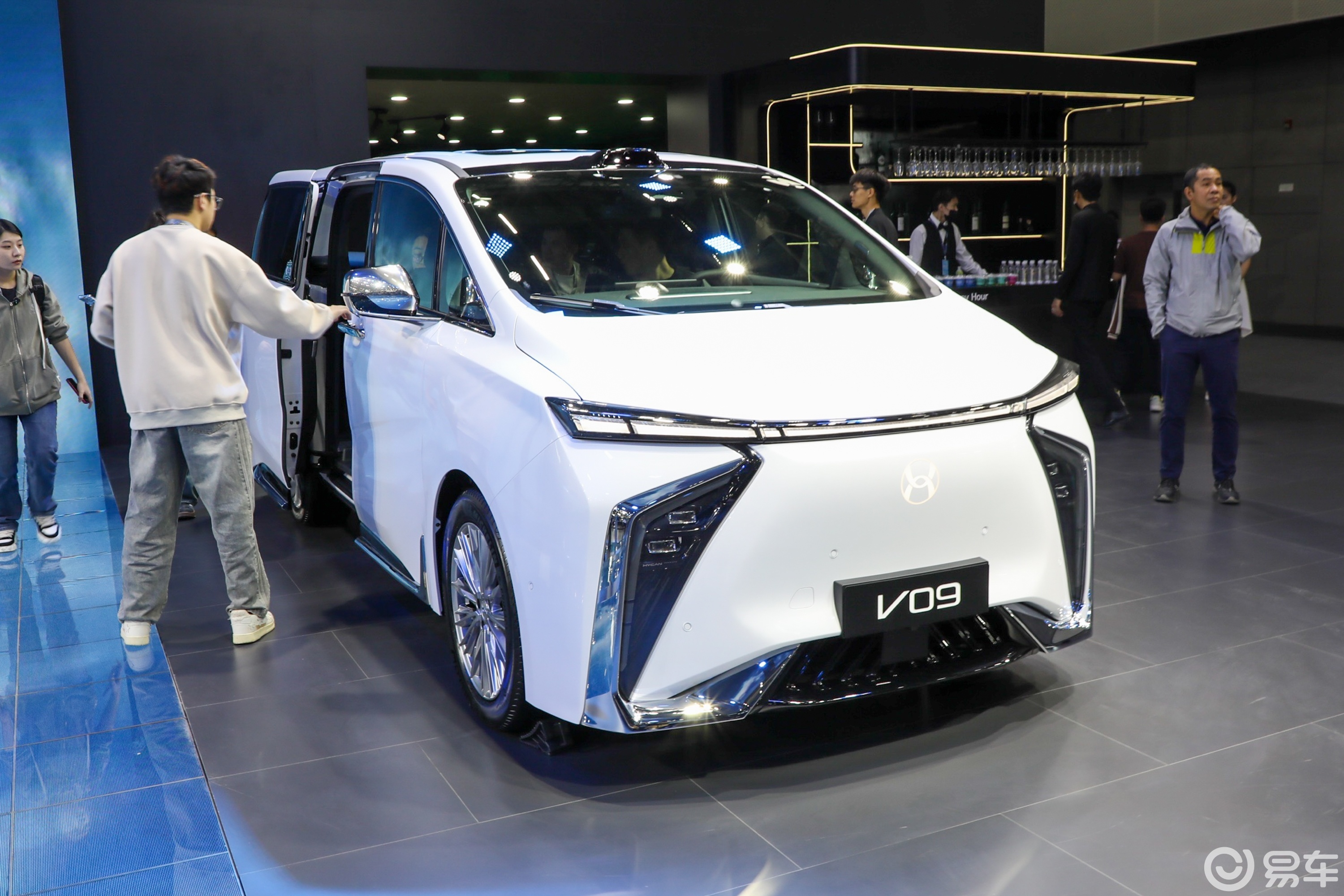 【合创V09图片-汽车图片大全】-易车