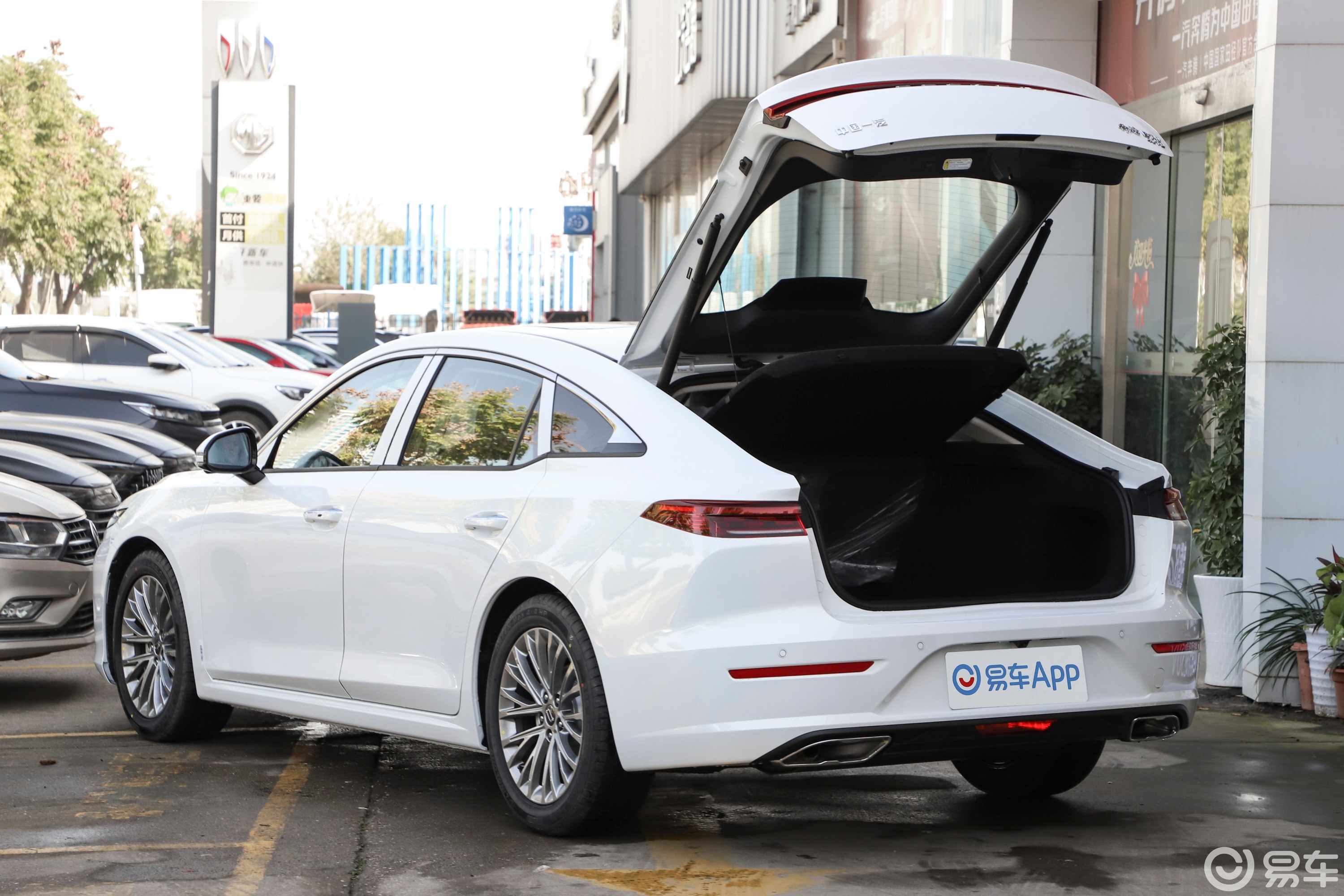 【奔腾B70第四代 2.0T 领御版后备厢开启45度侧拍图片-汽车图片大全】-易车