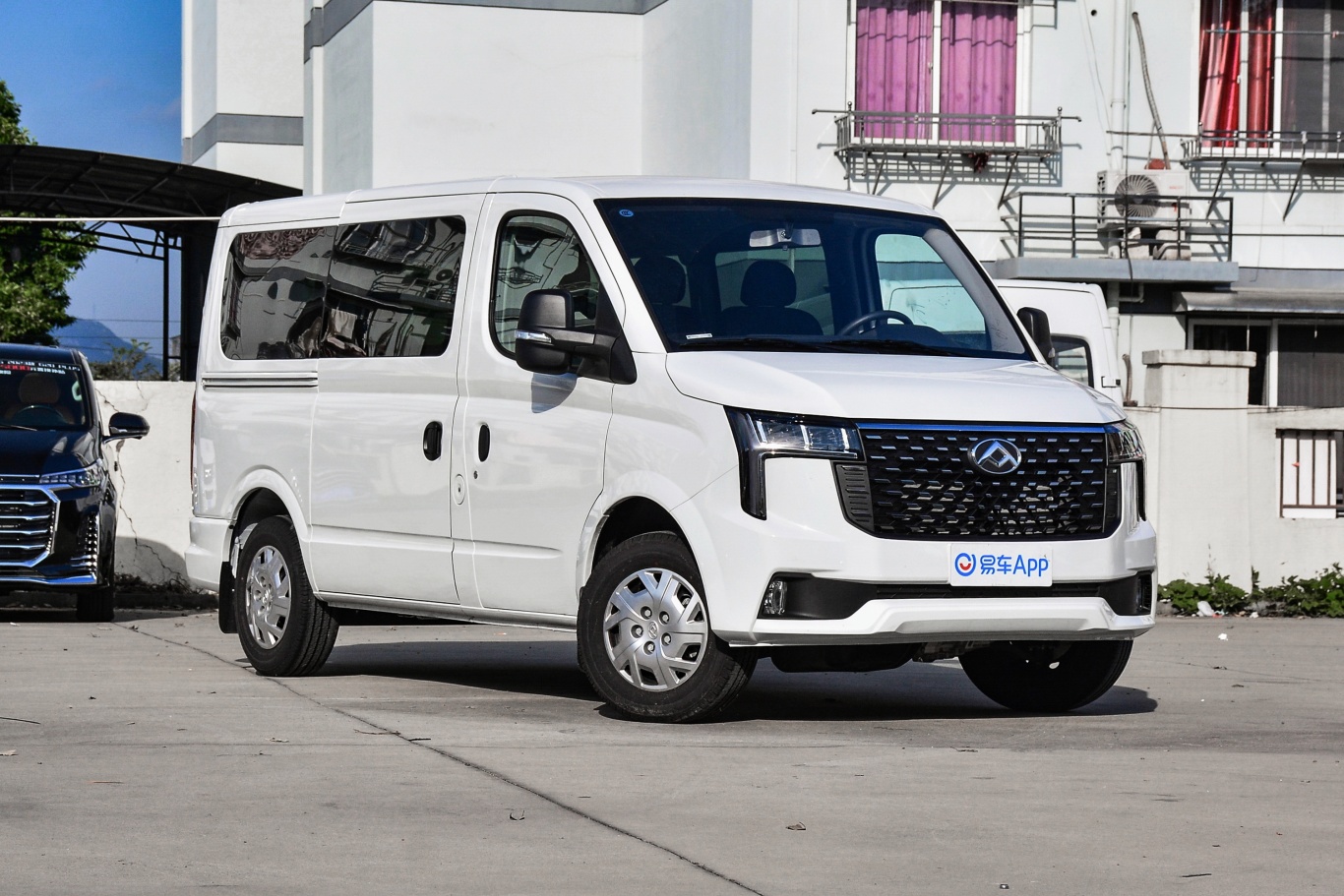 【新途V80傲运通PRO 2.0T AMT短轴超低顶127Ps 5座侧前45度车头向右水平图片-汽车图片大全】-易车