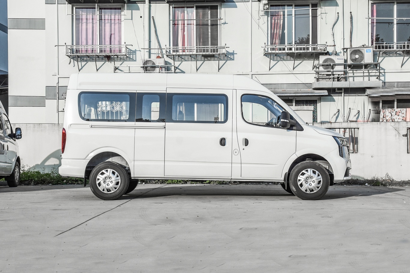 【新途V80傲运通 2.0T 手动长轴中顶147Ps 6/7/8/9座正侧车头向右水平图片-汽车图片大全】-易车