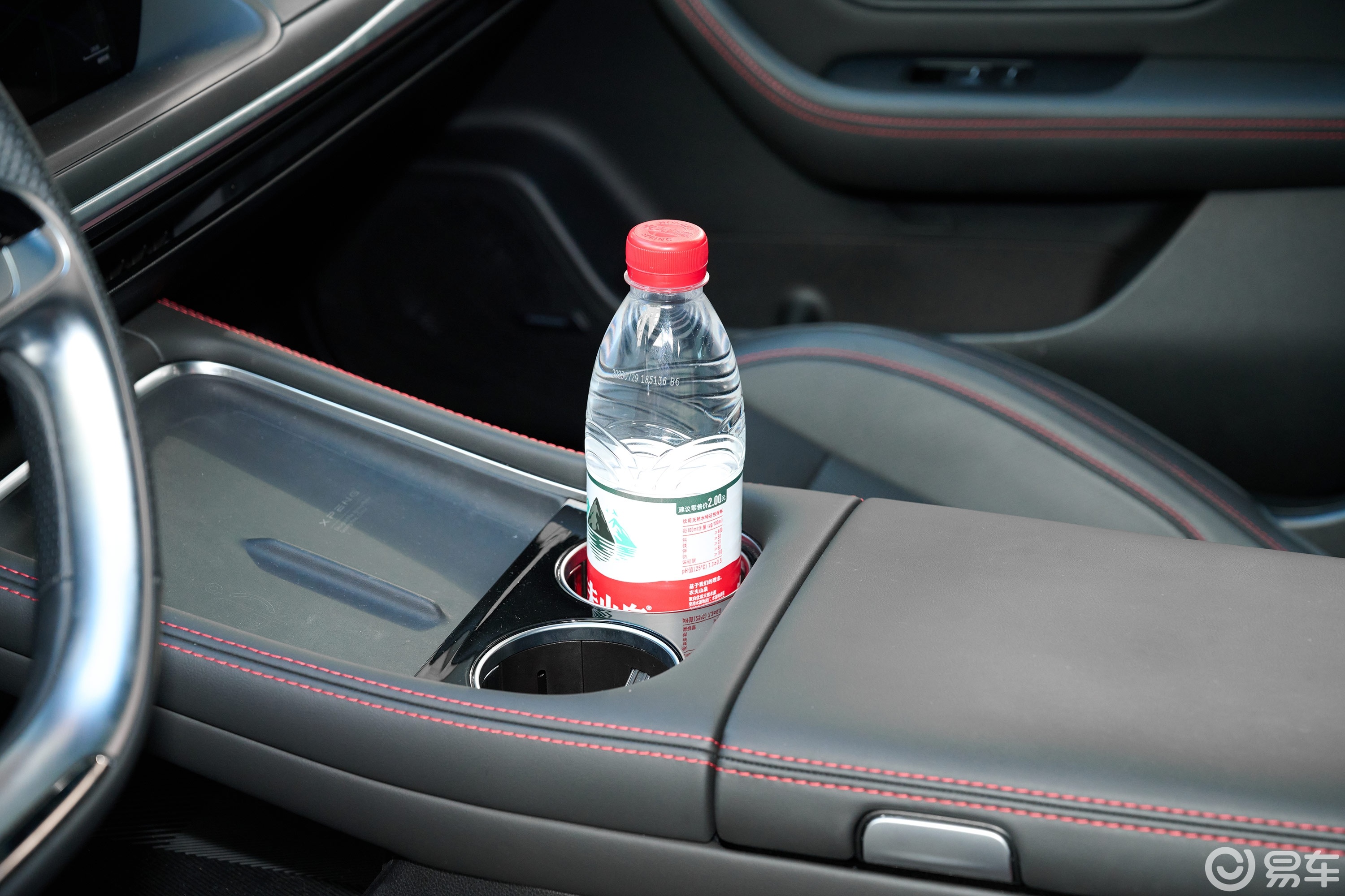 【小鹏P7P7i 550 后驱Max前排杯架图片-汽车图片大全】-易车