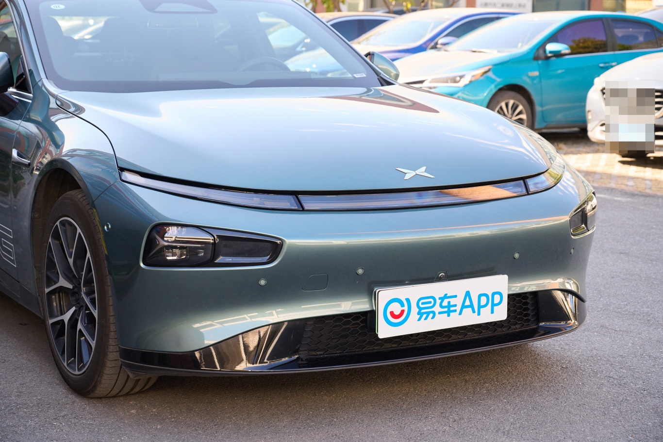 【小鹏P7P7i 550 后驱Max前格栅侧俯拍图片-汽车图片大全】-易车
