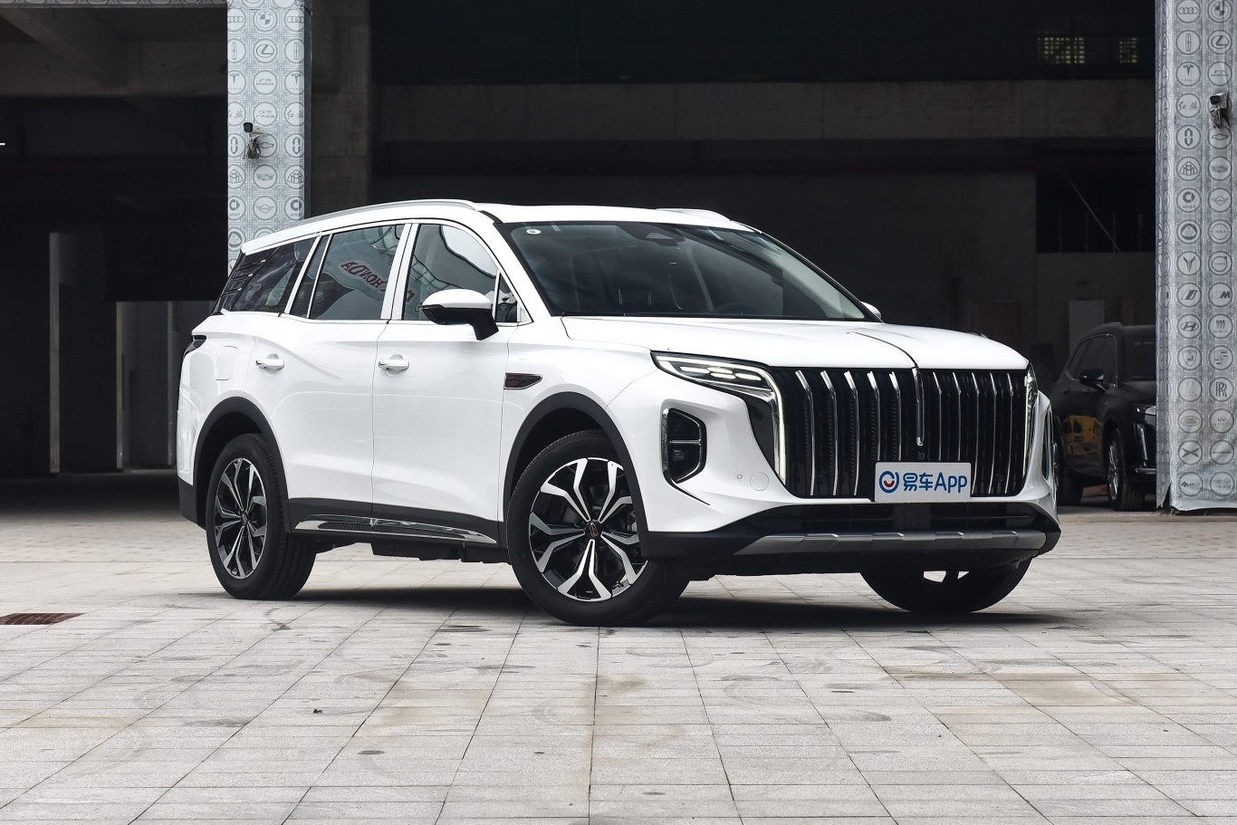 【红旗HS72.0T 两驱旗享版 6座侧前45度车头向右水平图片-汽车图片大全】-易车