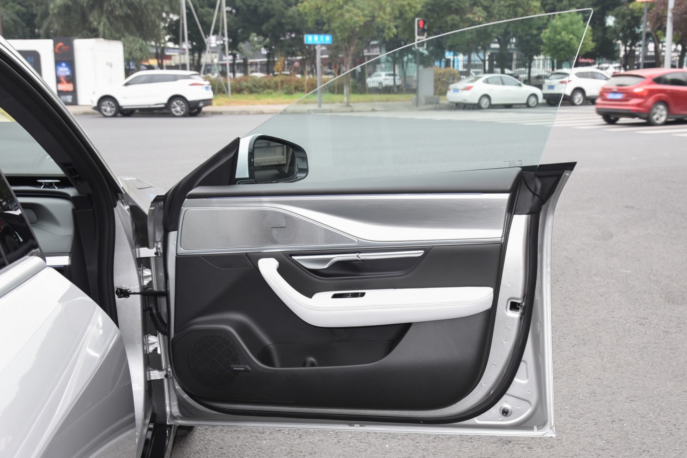 【小鹏P7P7i 550 后驱Pro副驾驶员车门图片-汽车图片大全】-易车