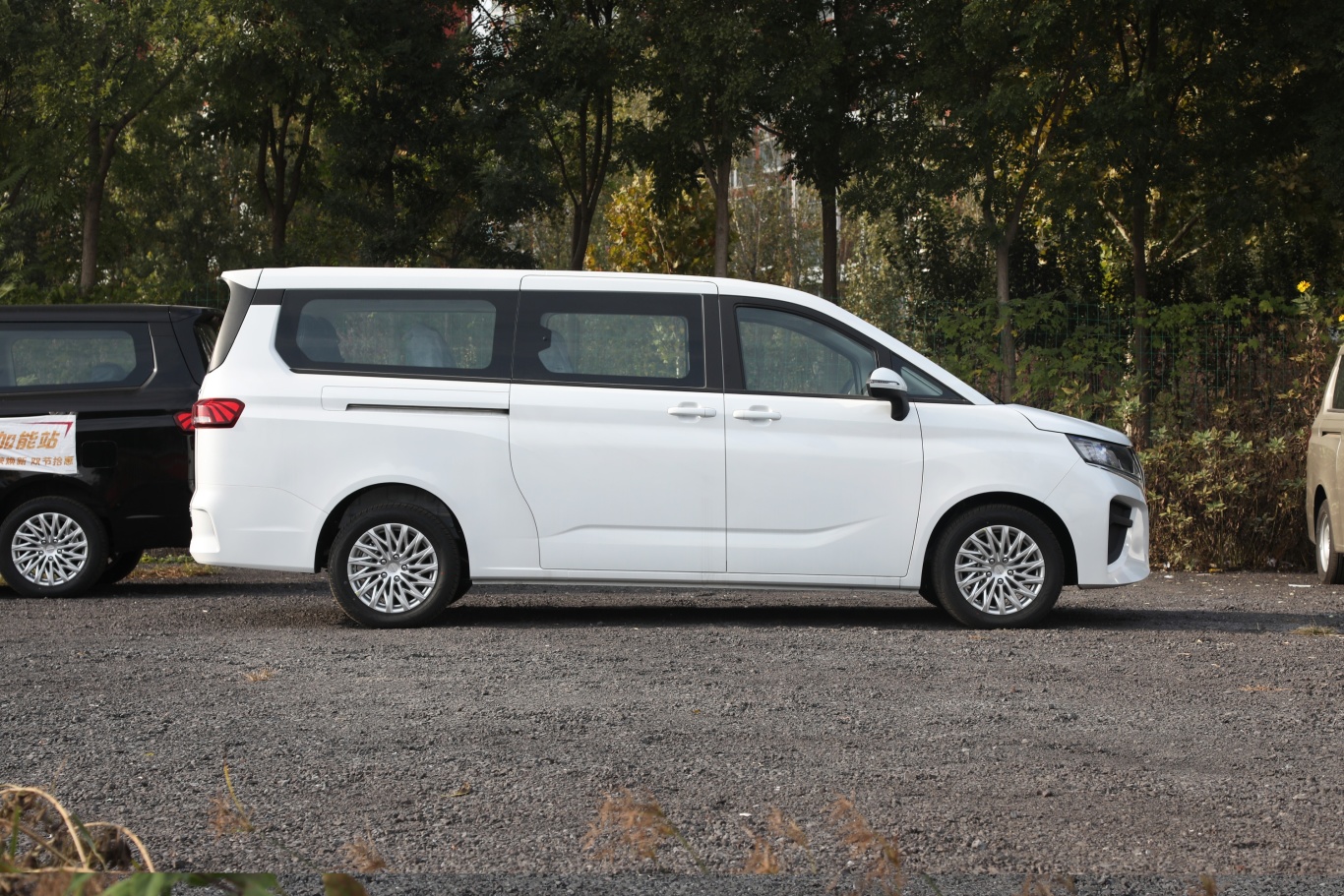 【锐胜王牌M72.0L 自动长轴创享型 9座正侧车头向右水平图片-汽车图片大全】-易车