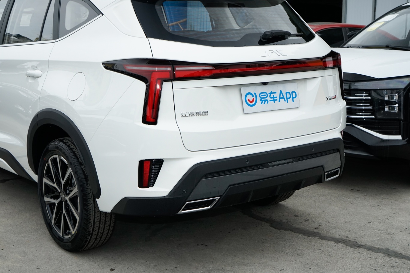 【江淮X8 PLUS1.5T 双离合智享版 7座车尾特写图片-汽车图片大全】-易车