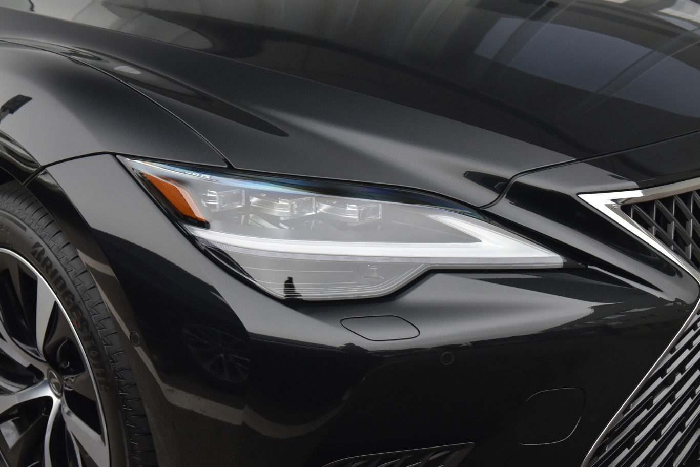 【雷克萨斯LS500h 卓越版大灯侧45度俯拍图片-汽车图片大全】-易车