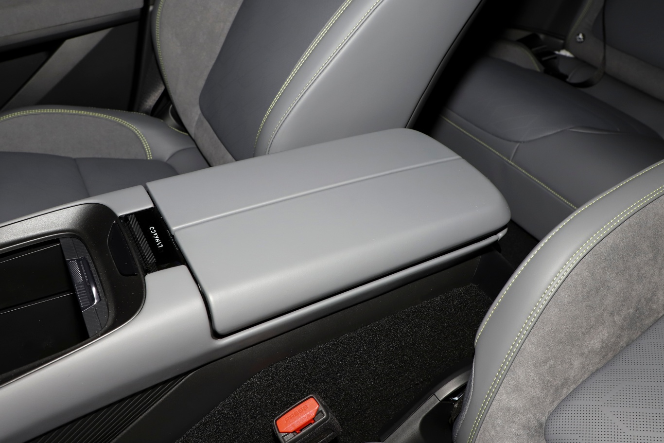 【领克08 EM-P1.5T 120km 两驱长续航Pro前排中央扶手图片-汽车图片大全】-易车