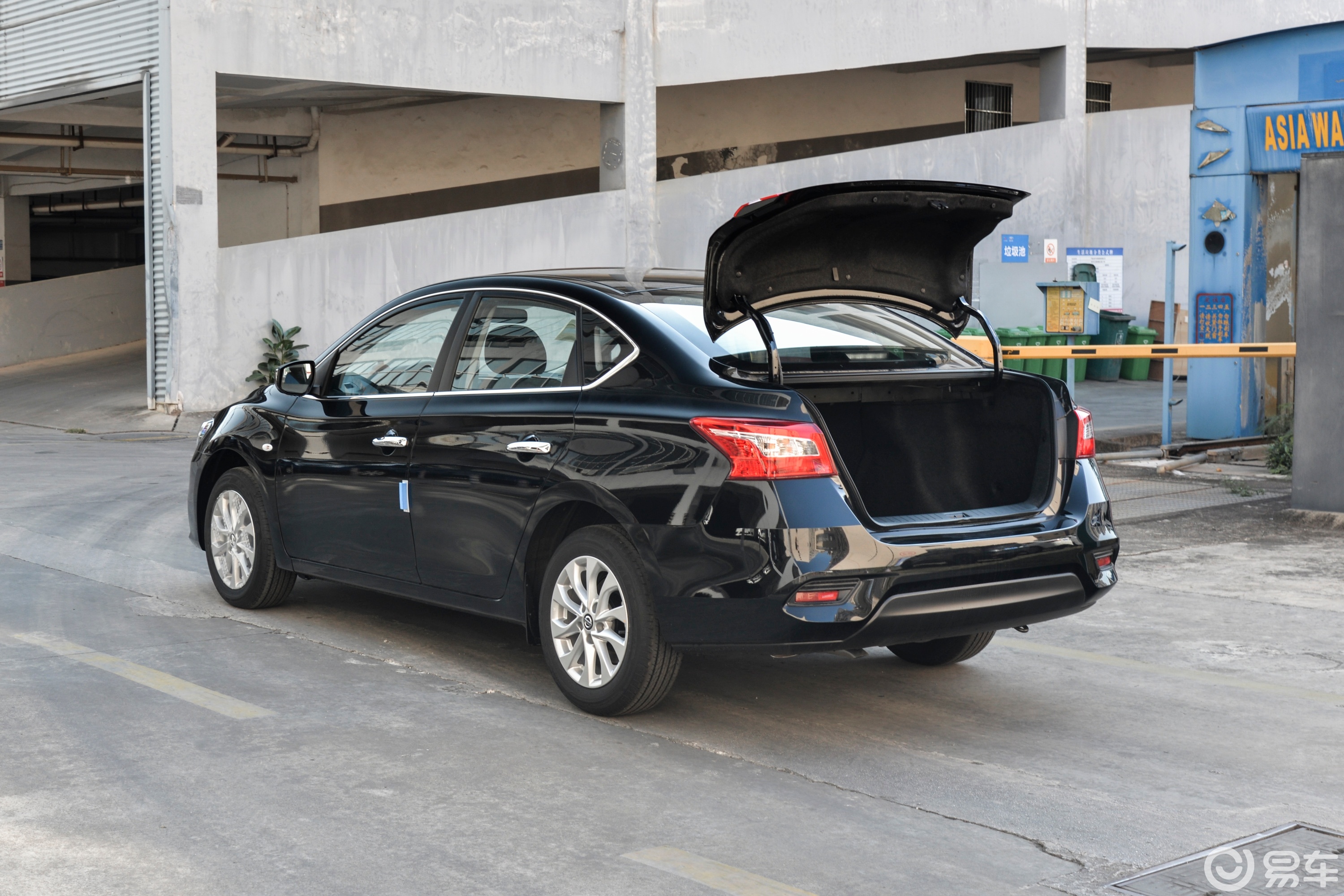 【轩逸改款 经典 1.6L XE舒适版后备厢开启45度侧拍图片-汽车图片大全】-易车