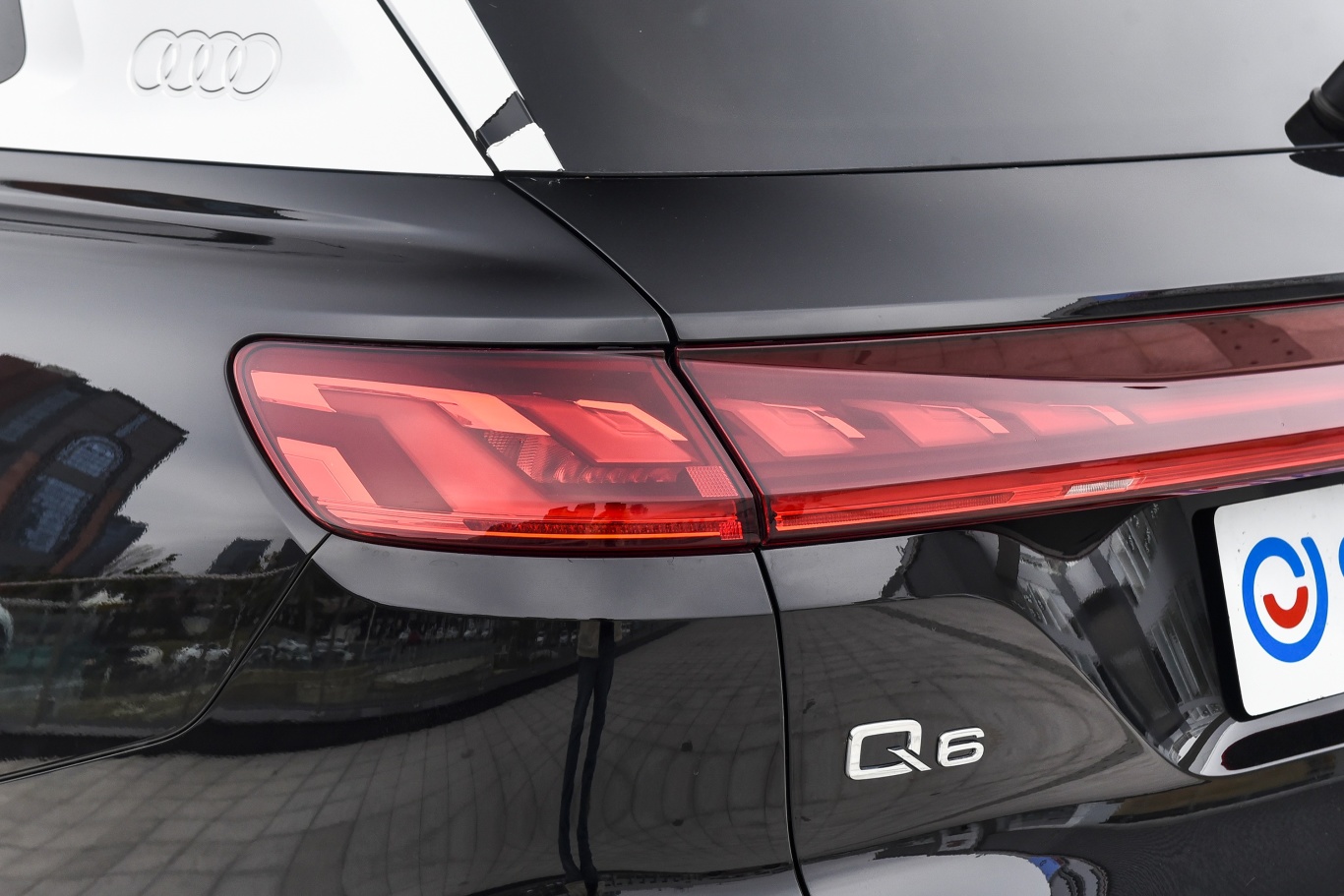 【奥迪Q645 TFSI quattro 齐云型 羽林套装 6座尾灯侧45度俯拍图片-汽车图片大全】-易车