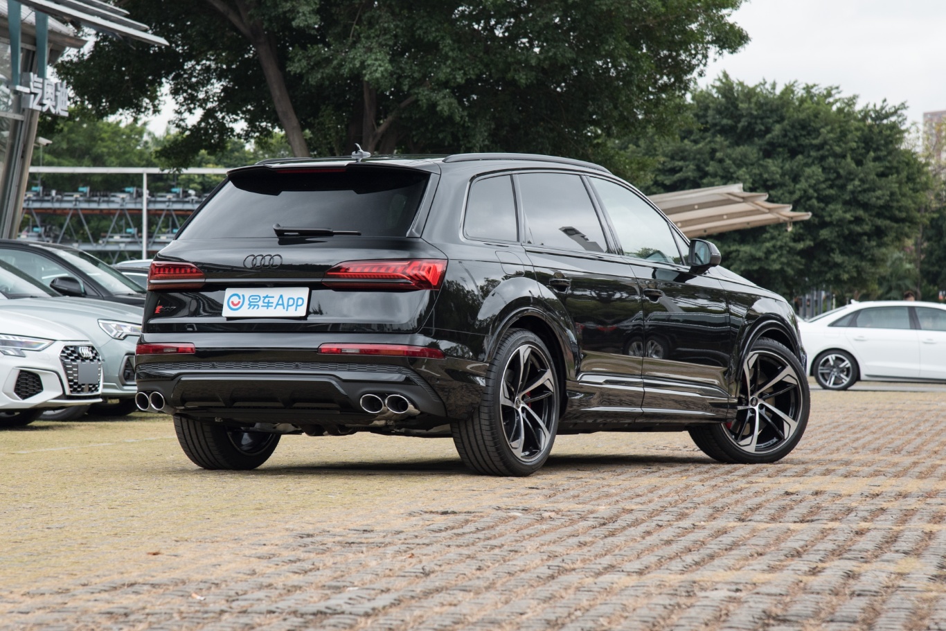 【奥迪SQ74.0T 暗夜骑士版侧后45度车头向右水平图片-汽车图片大全】-易车