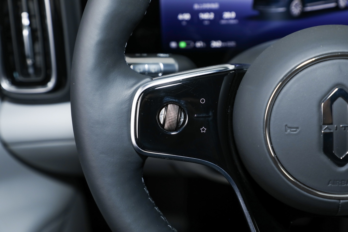 【问界M9纯电版 630km Ultra 6座左侧方向盘功能按键图片-汽车图片大全】-易车