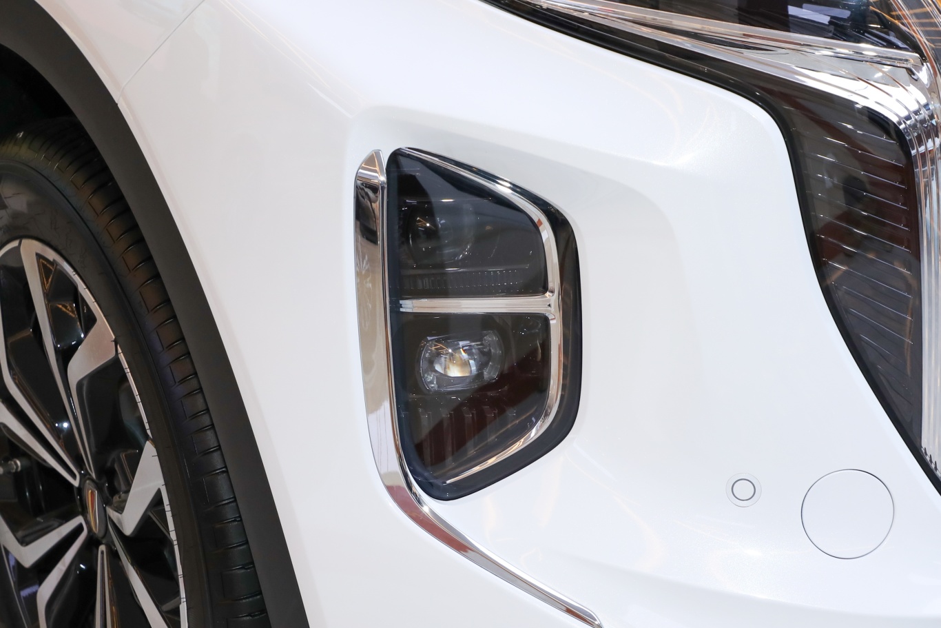 【红旗HS72.0T 四驱旗畅版 6座大灯侧45度俯拍图片-汽车图片大全】-易车