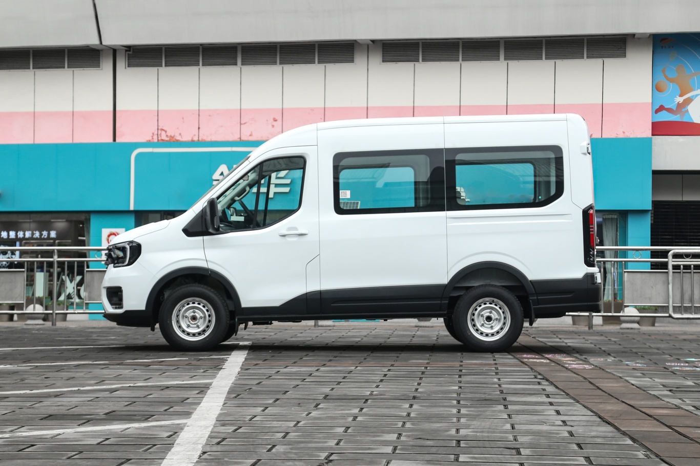 【全顺T82.3T 自动短轴中顶多功能版 6座(3+3)正侧车头向左水平图片-汽车图片大全】-易车