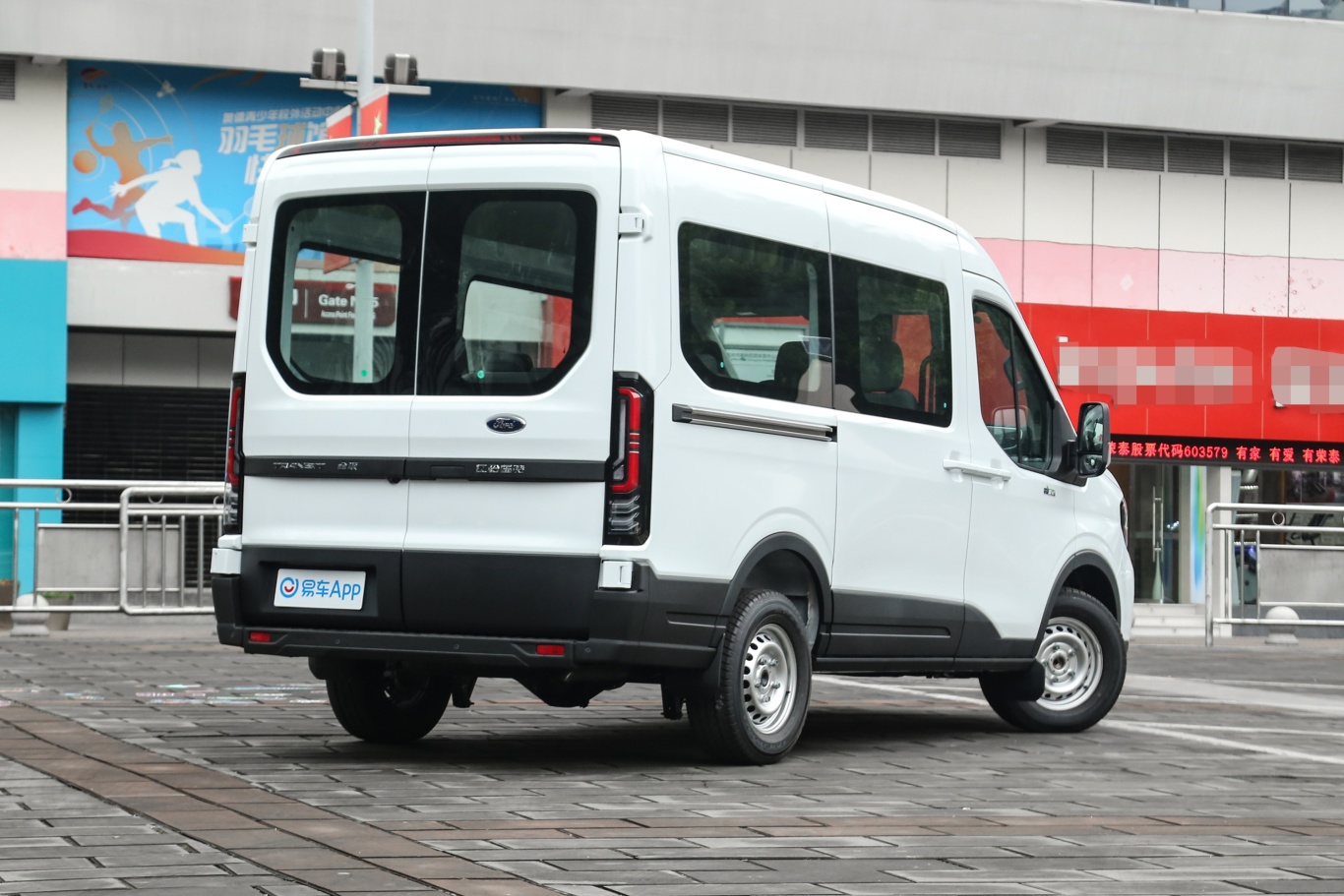 【全顺T82.3T 自动短轴中顶多功能版 6座(3+3)侧后45度车头向右水平图片-汽车图片大全】-易车