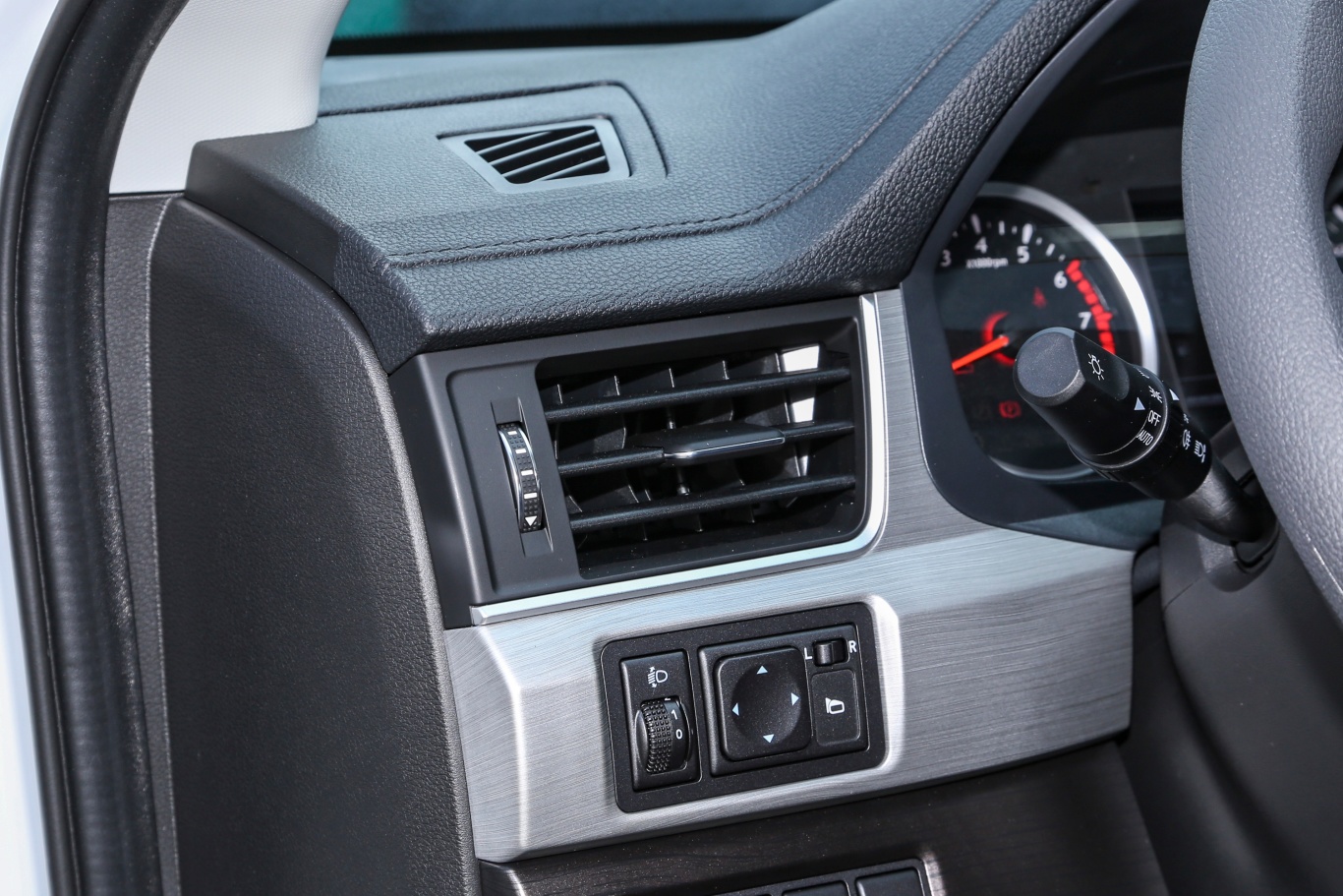 【风行T5盛世款 1.6L CVT圆梦版 5座主驾驶位图片-汽车图片大全】-易车