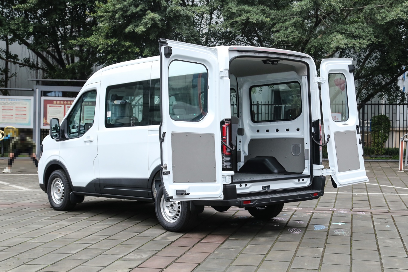 【全顺T82.3T 自动短轴中顶多功能版 6座(3+3)后备厢开启45度侧拍图片-汽车图片大全】-易车