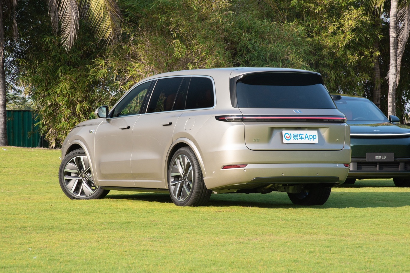 【理想L9L9 Ultra侧后45度车头向左水平图片-汽车图片大全】-易车