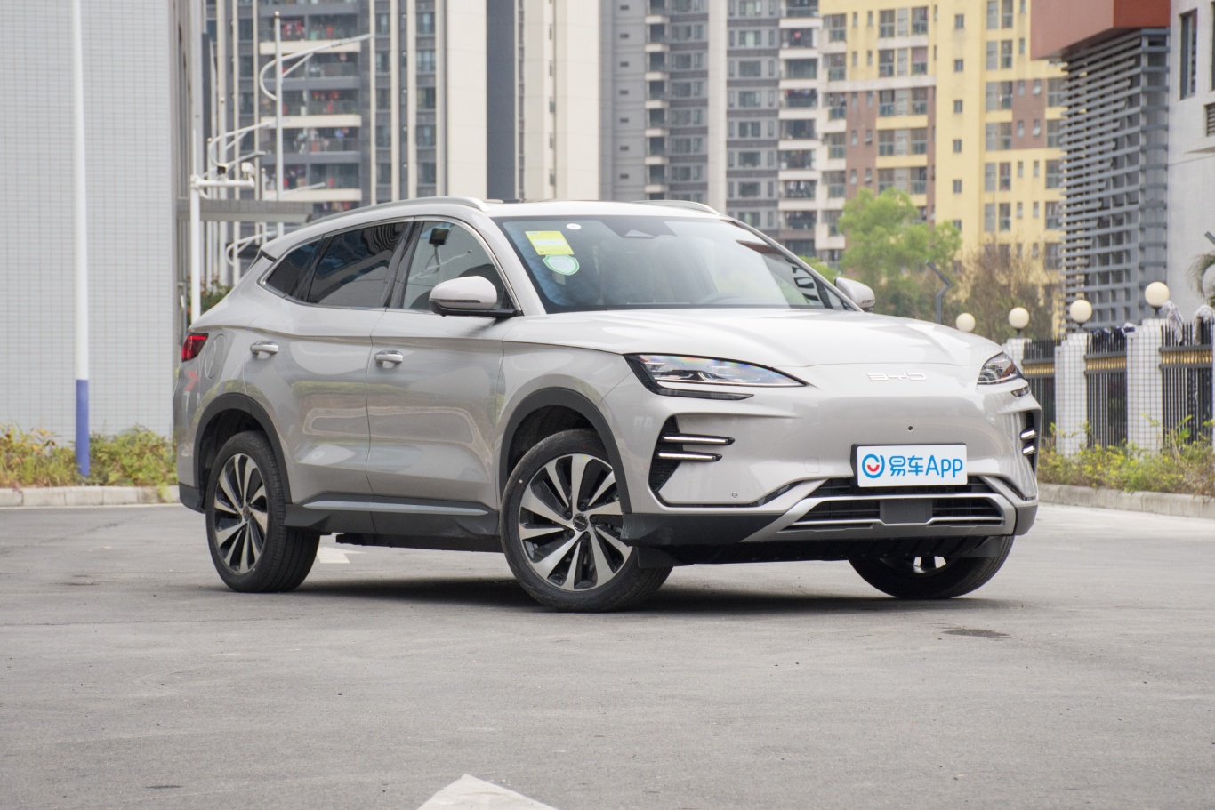 【宋PLUS新能源EV 荣耀版 520km 旗舰型侧前45度车头向右水平图片-汽车图片大全】-易车