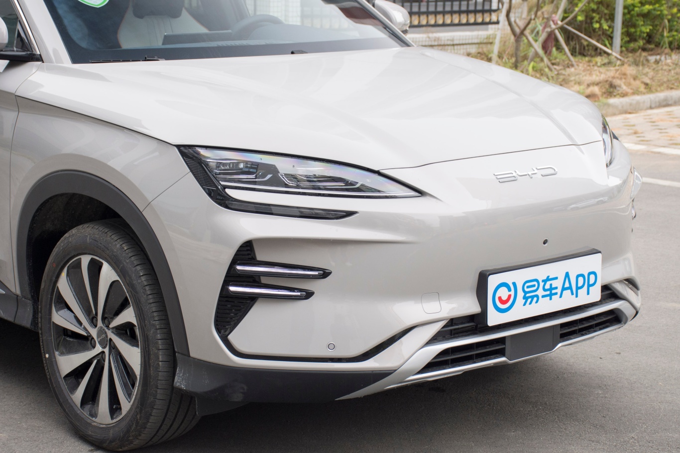 【宋PLUS新能源EV 荣耀版 520km 旗舰型前格栅侧俯拍图片-汽车图片大全】-易车
