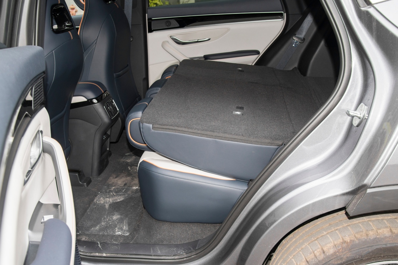 【宋PLUS新能源DM-i 荣耀版 1.5L 110km 旗舰PLUS后排空间图片-汽车图片大全】-易车