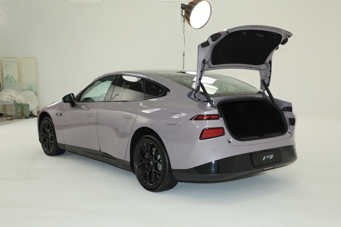 【小鹏P7P7i 702 后驱Max鹏翼版后备厢开启45度侧拍图片-汽车图片大全】-易车