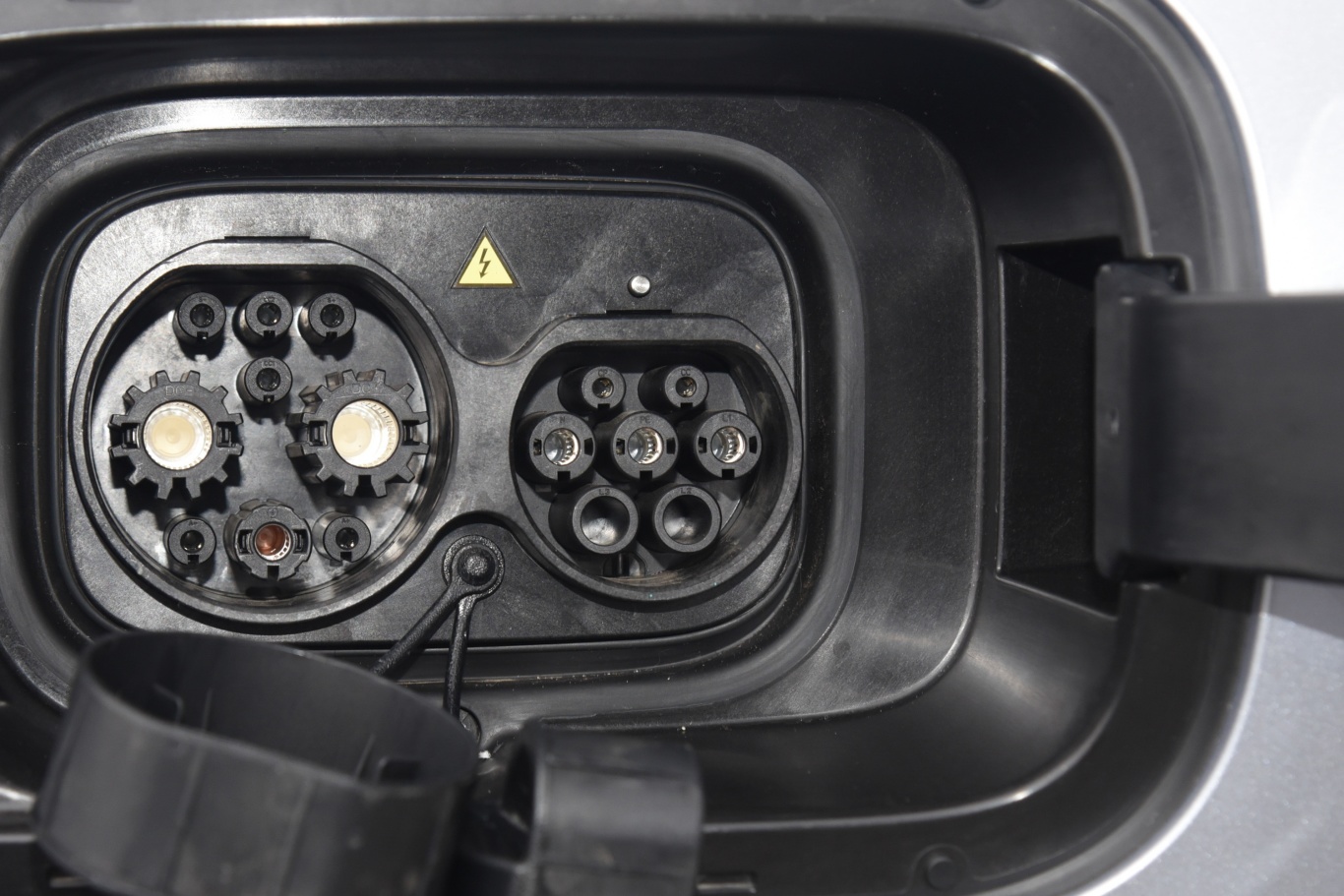 【深蓝G318174km 四驱空悬版慢充充电口图片-汽车图片大全】-易车