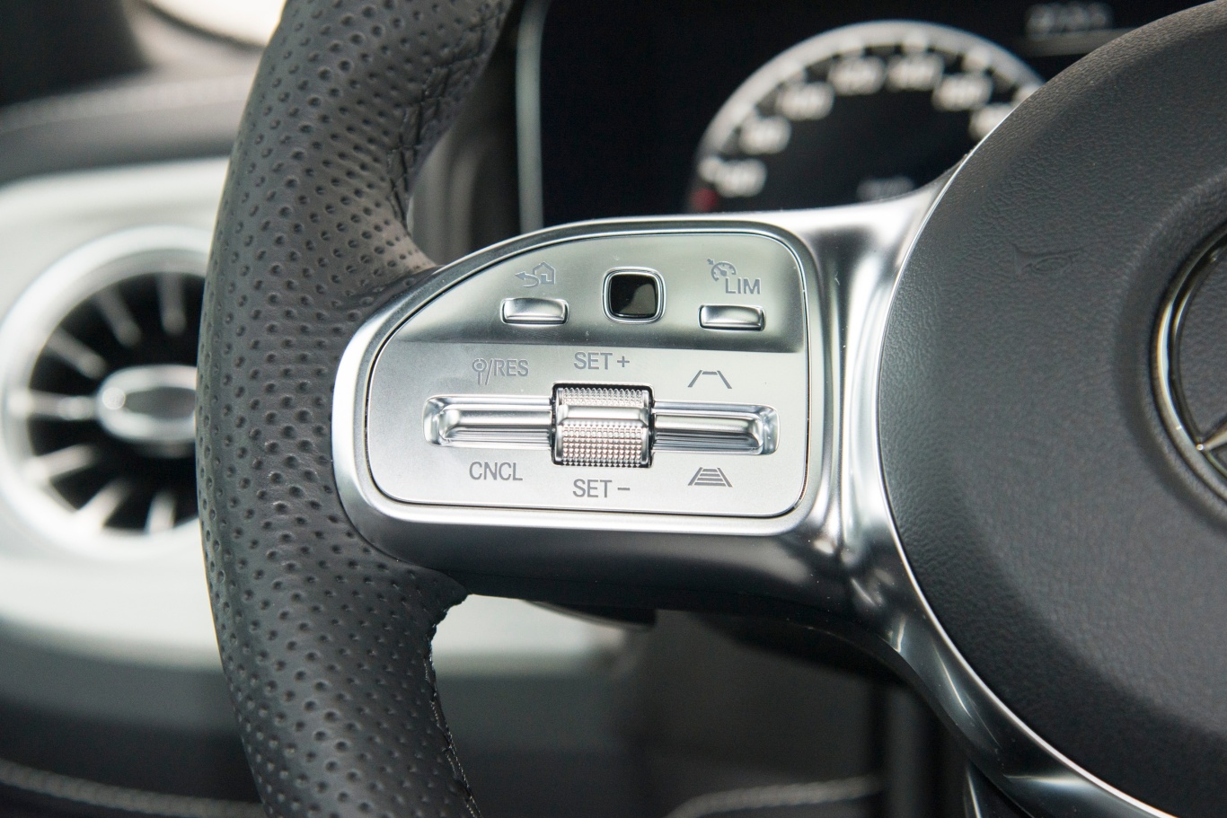 【奔驰G级G 500 典藏版左侧方向盘功能按键图片-汽车图片大全】-易车