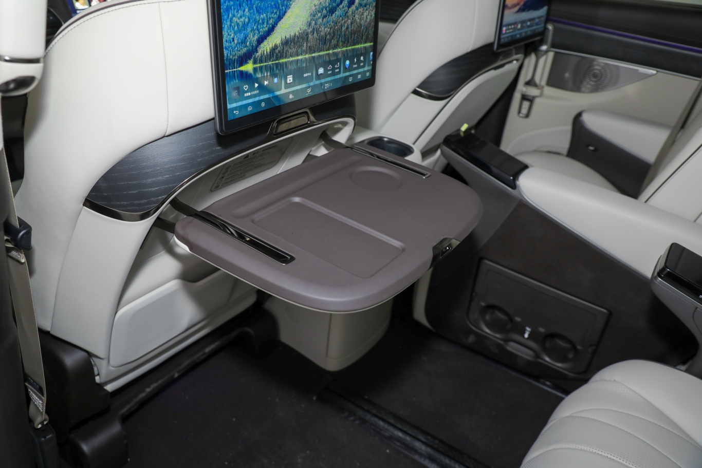 【腾势D9EV 600km 四驱旗舰版 7座后排功能图片-汽车图片大全】-易车